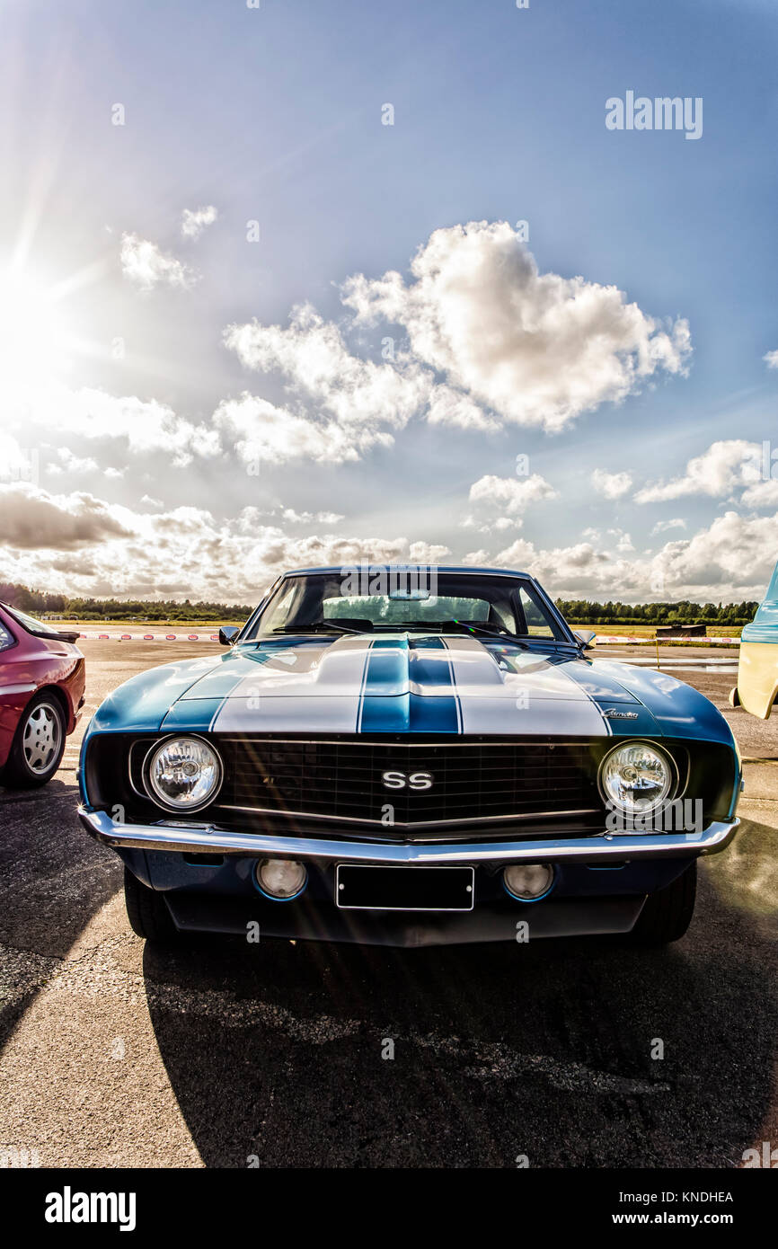 Stunning 50's and 60's American cars. Polished chrome and waxed paint ...
