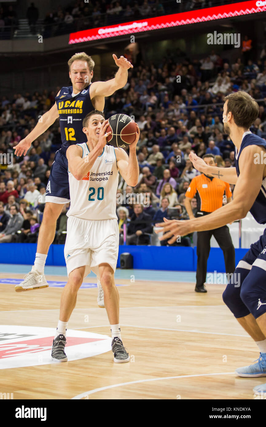 Madrid, Spain. 10th Dec, 2017. Jaycee Carroll (white) during Real ...