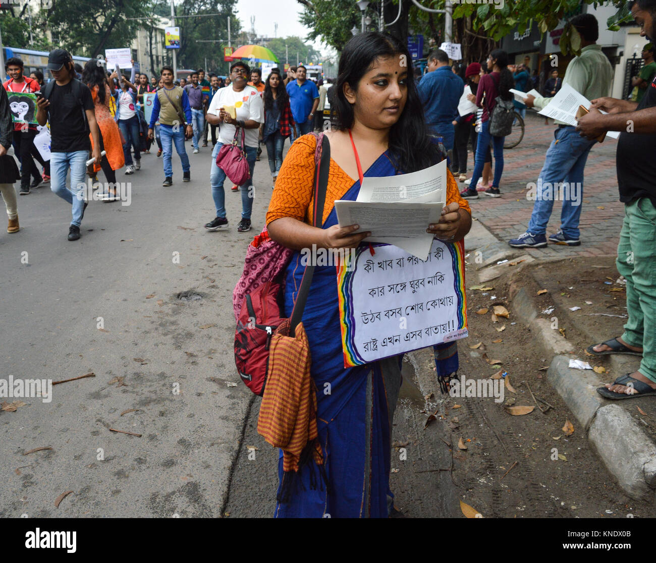 Kolkata, India. 10th Dec, 2017. Volunteers spreading brochures among ...