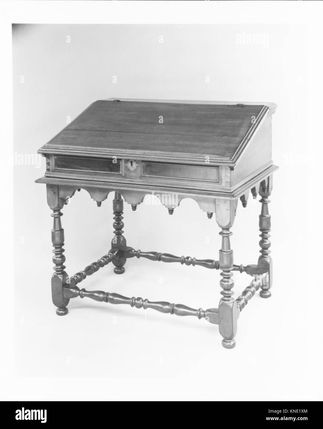 Desk-on-frame MET 132381 3161 Stock Photo - Alamy