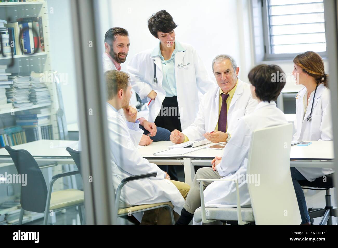 Doctor meeting with doctors hi-res stock photography and images - Alamy