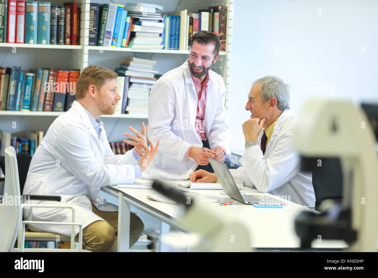 Field hospital doctors hi-res stock photography and images - Alamy