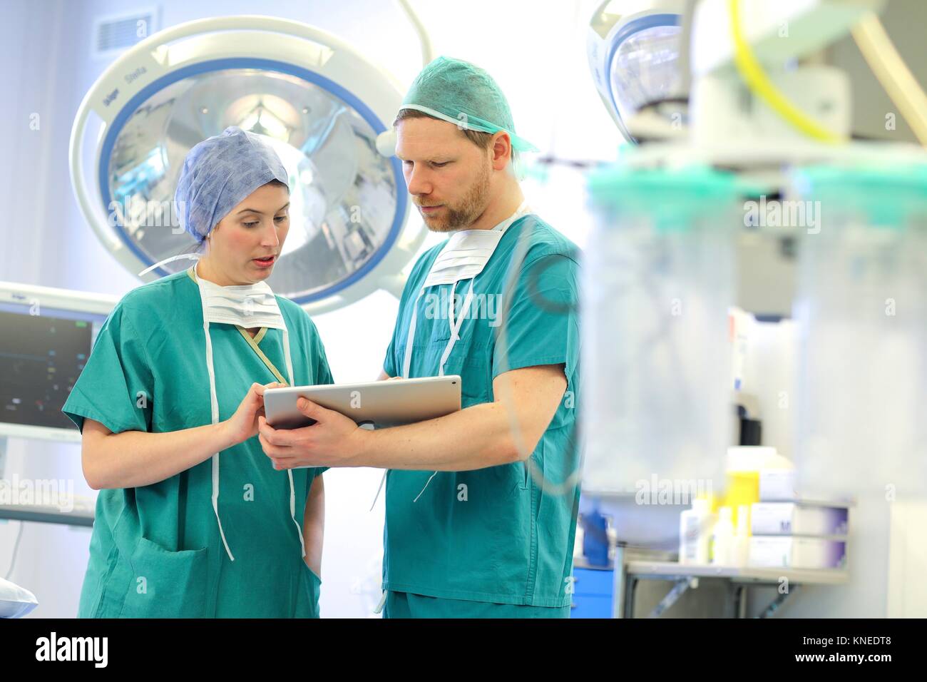 Female surgeon operating room surgery hi-res stock photography and ...