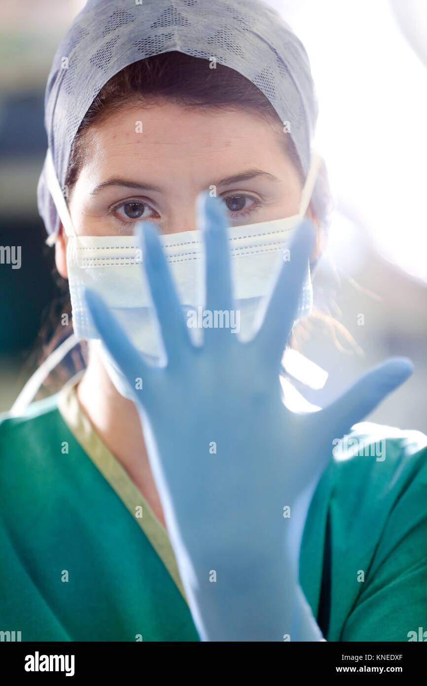 Female surgeon hospital operating room hi-res stock photography and ...