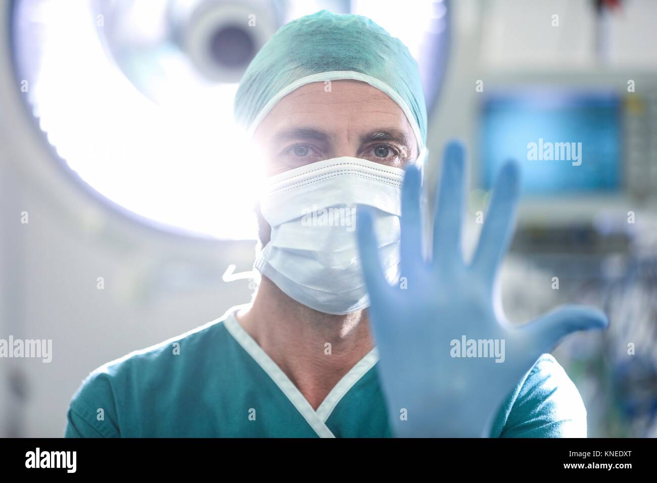 Operating room personnel hi-res stock photography and images - Alamy