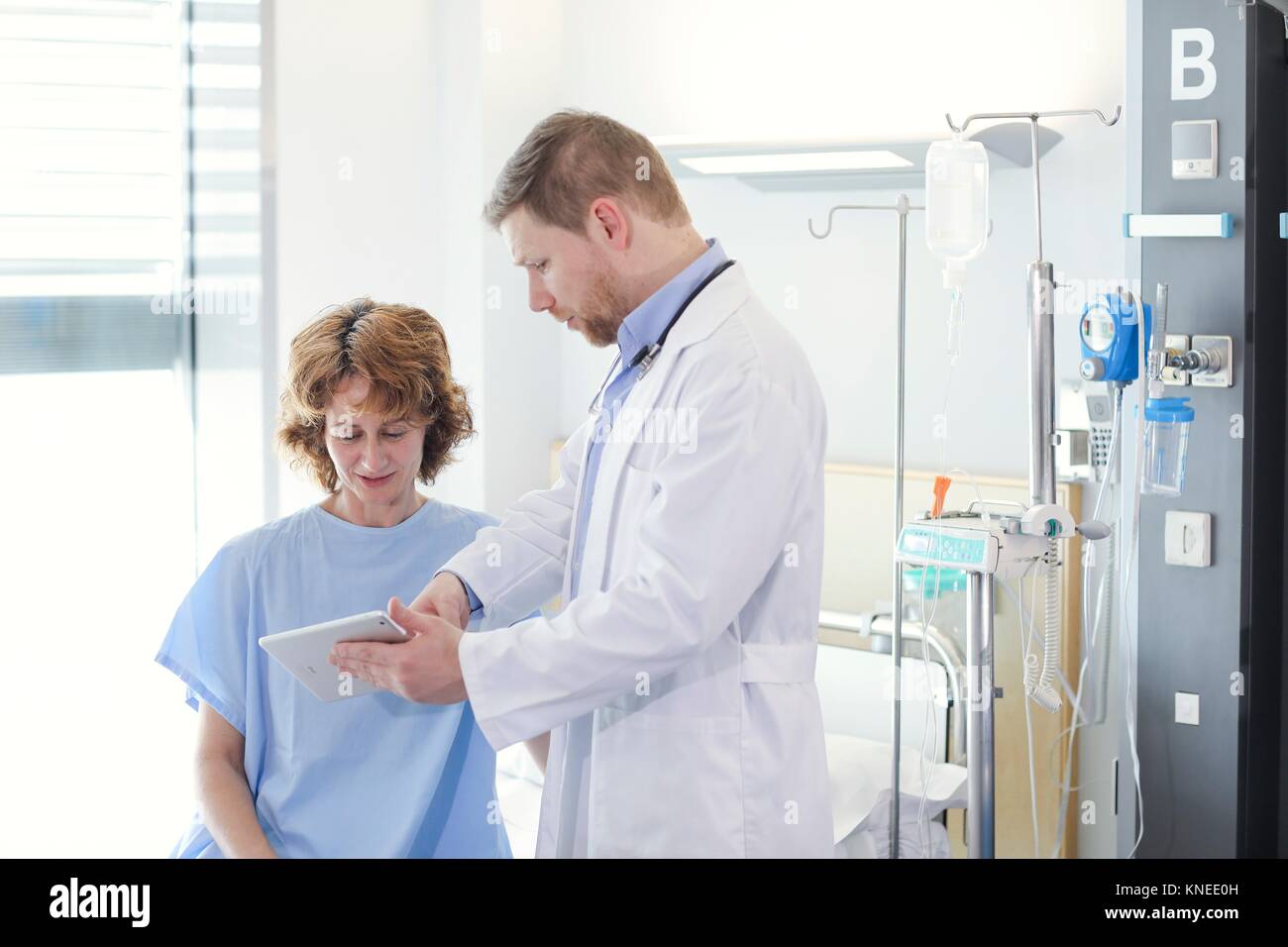 Doctor tablet hi-res stock photography and images - Alamy