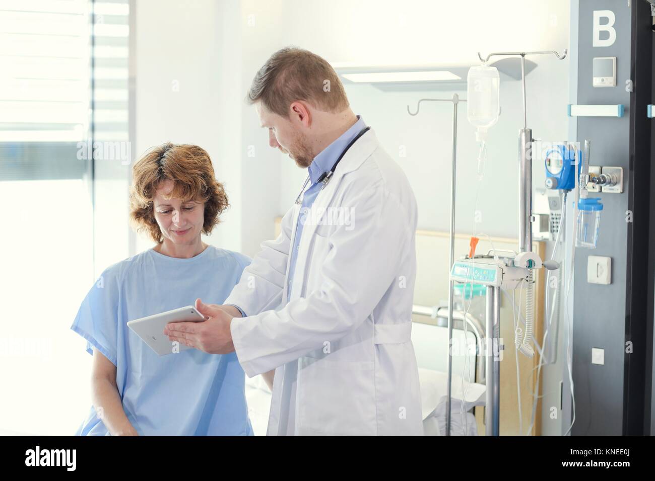 Doctor tablet patient hospital hi-res stock photography and images - Alamy