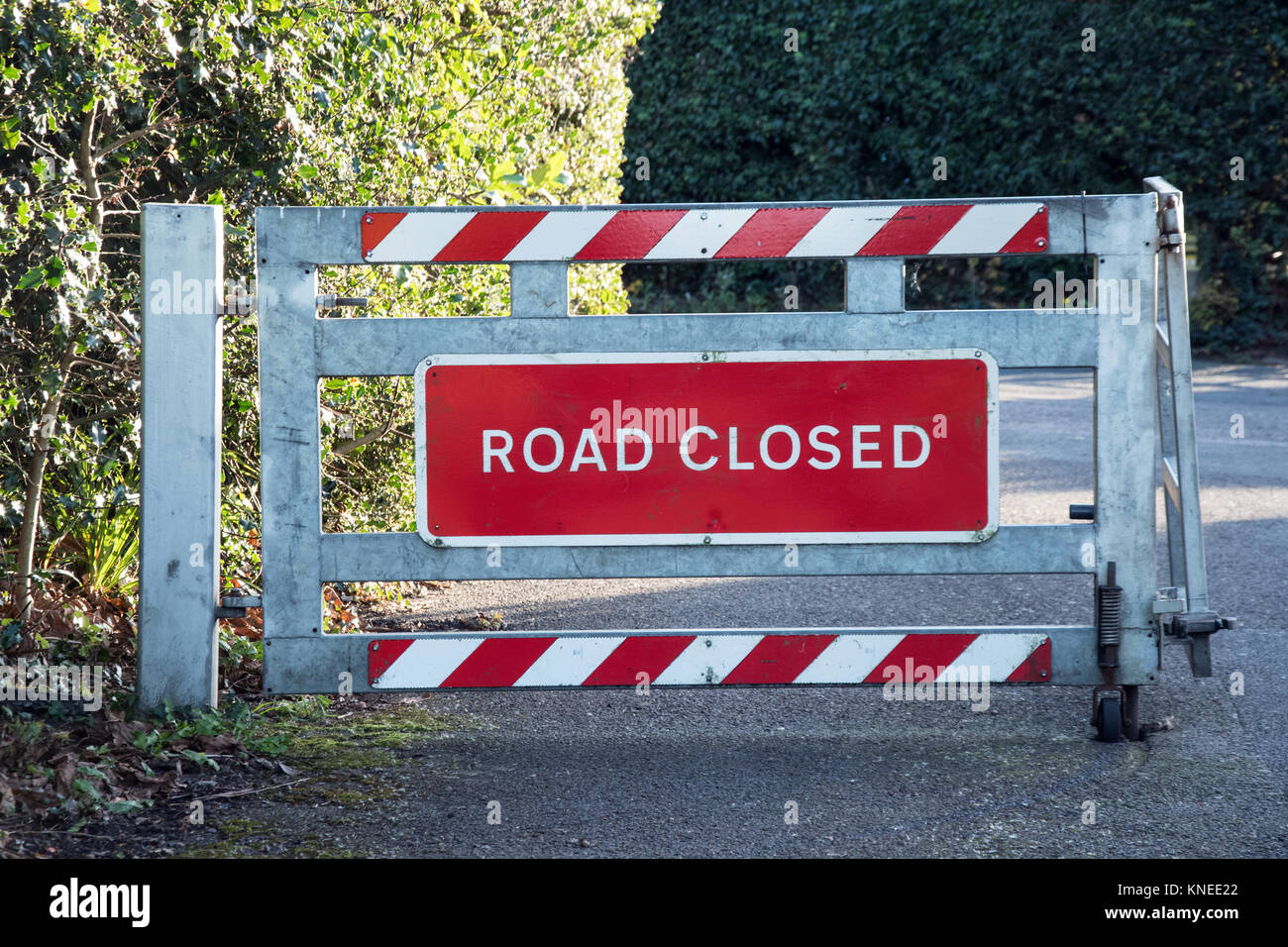 Road closed sign on a gate leading to a private road Stock Photo - Alamy