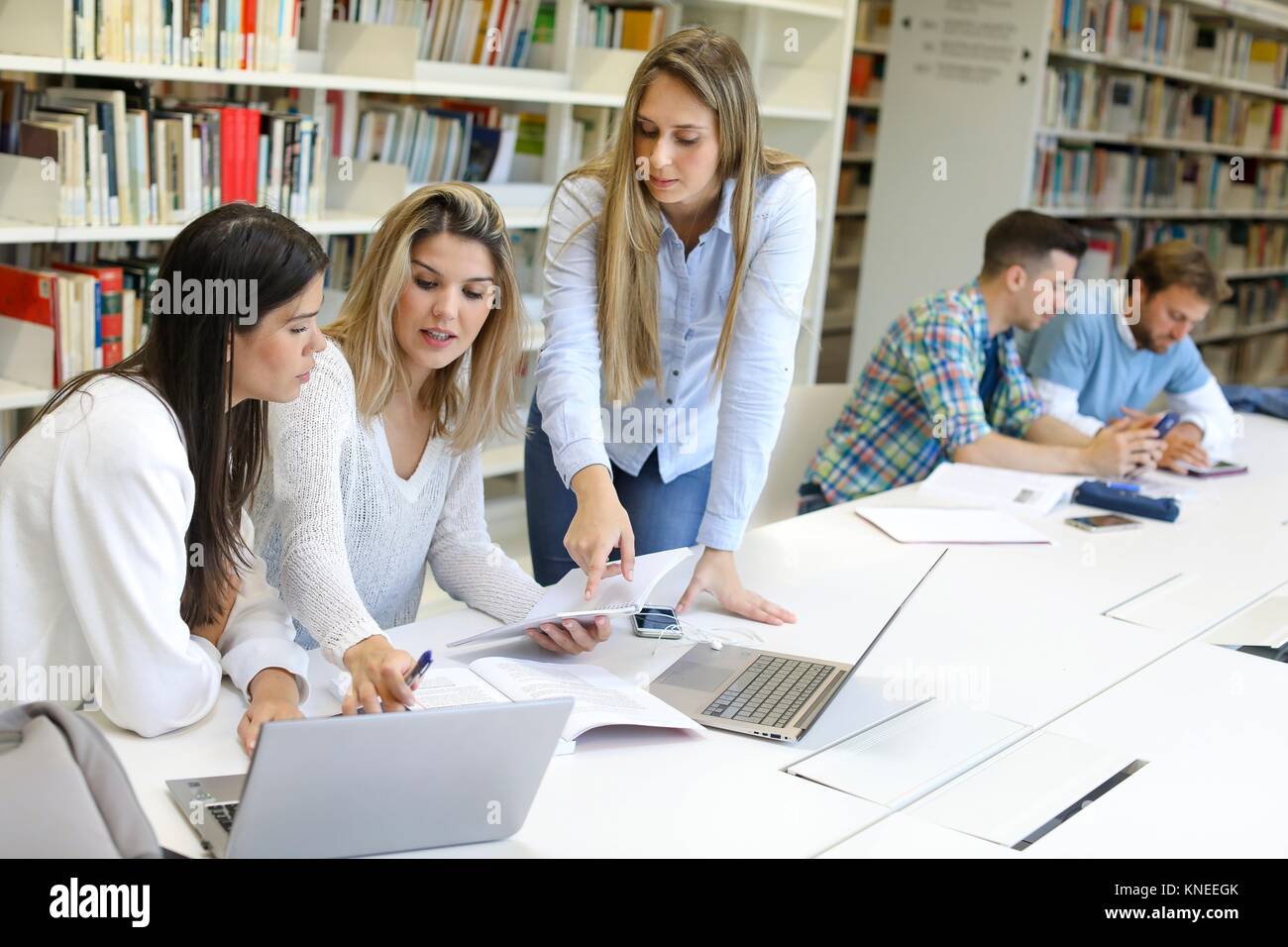 University study group library hi-res stock photography and images - Alamy