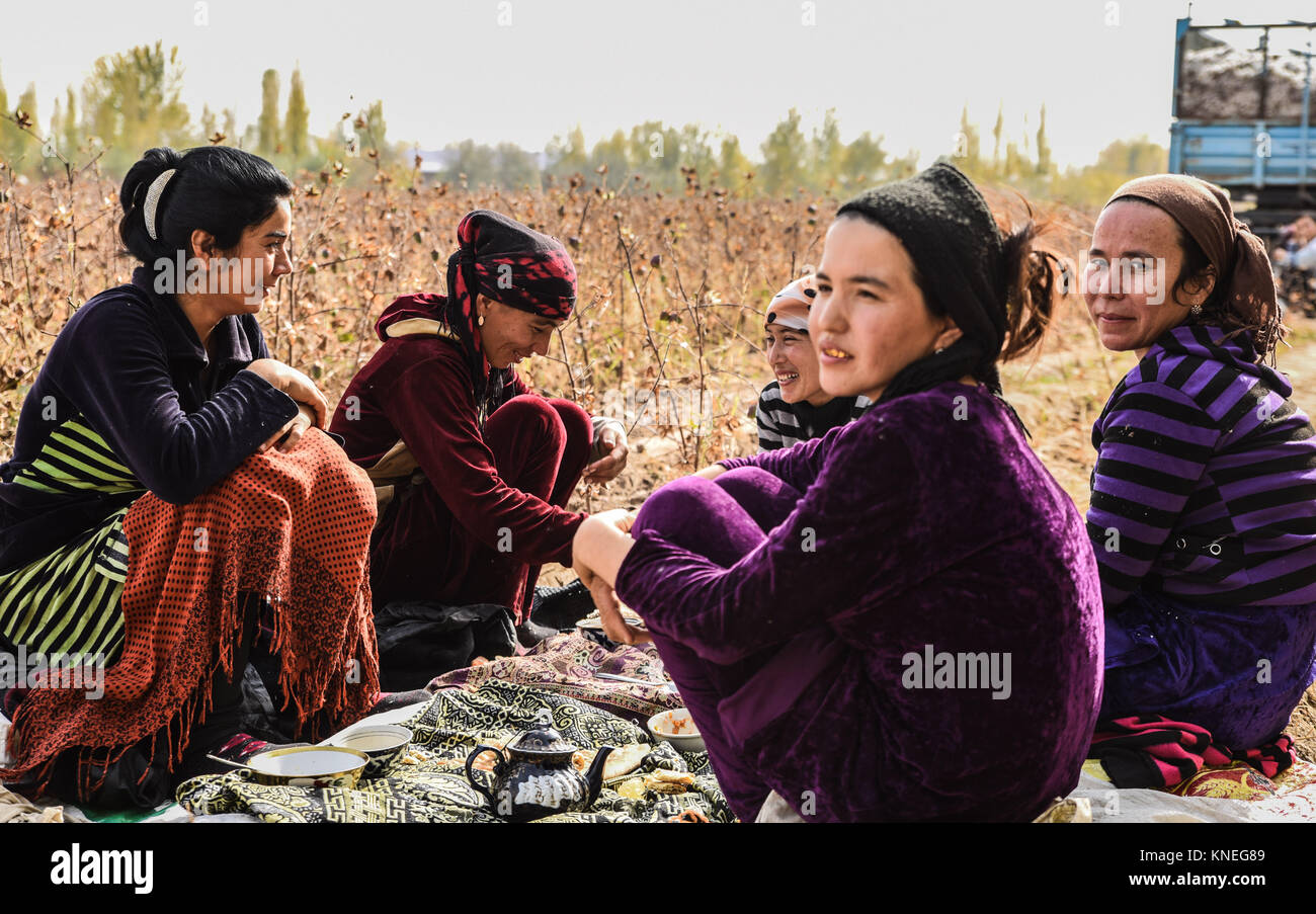 Uzbekistan woman hi-res stock photography and images - Alamy
