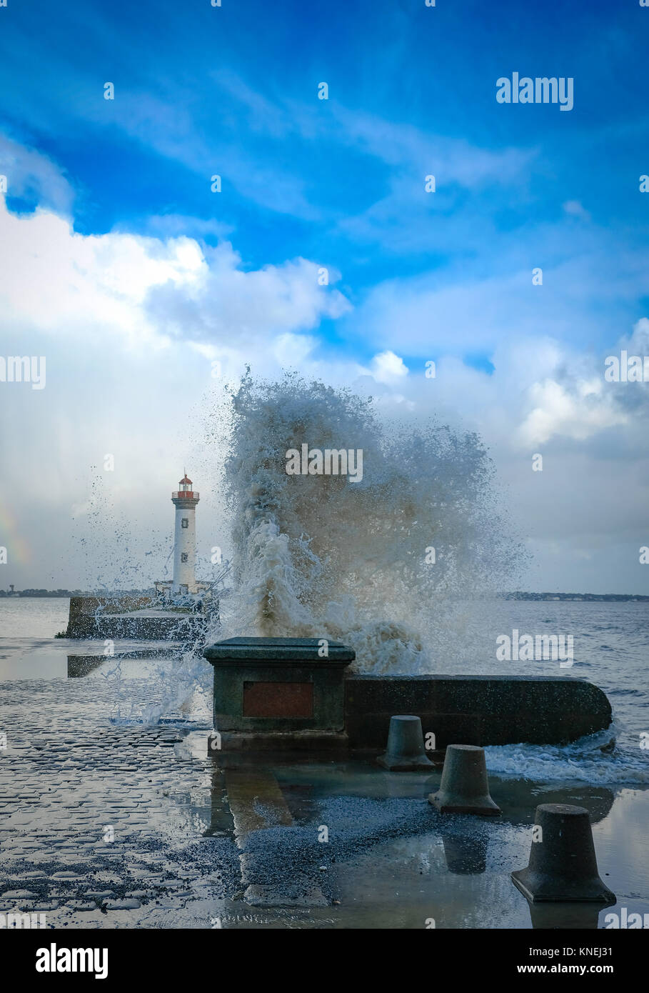 Lighthouse waves crashing hi-res stock photography and images - Alamy