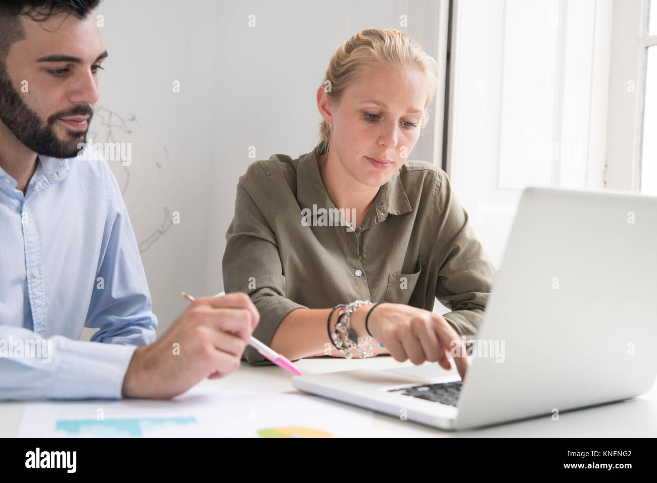 Desk meeting hi-res stock photography and images - Alamy