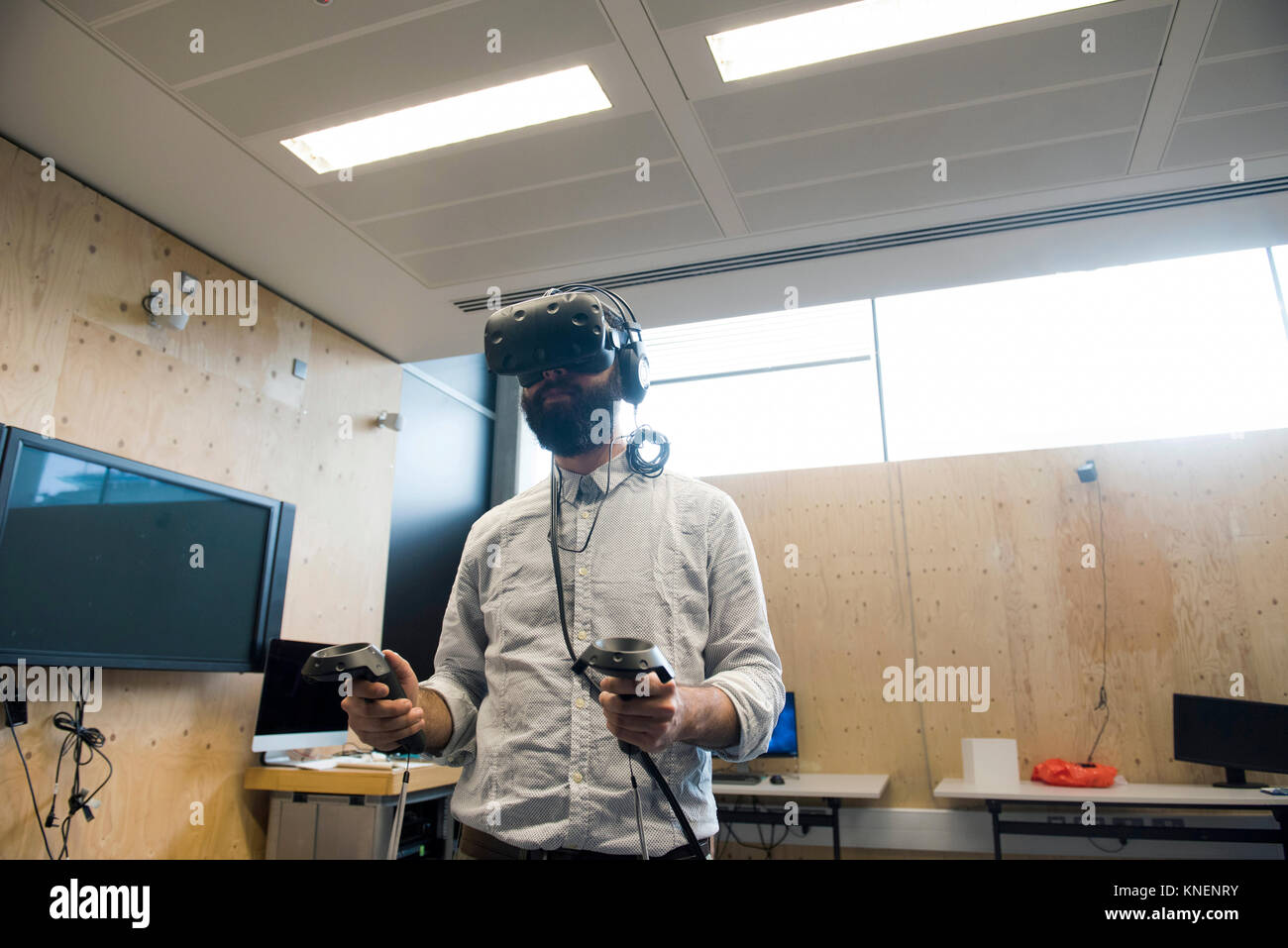 Person wearing headset hi-res stock photography and images - Alamy