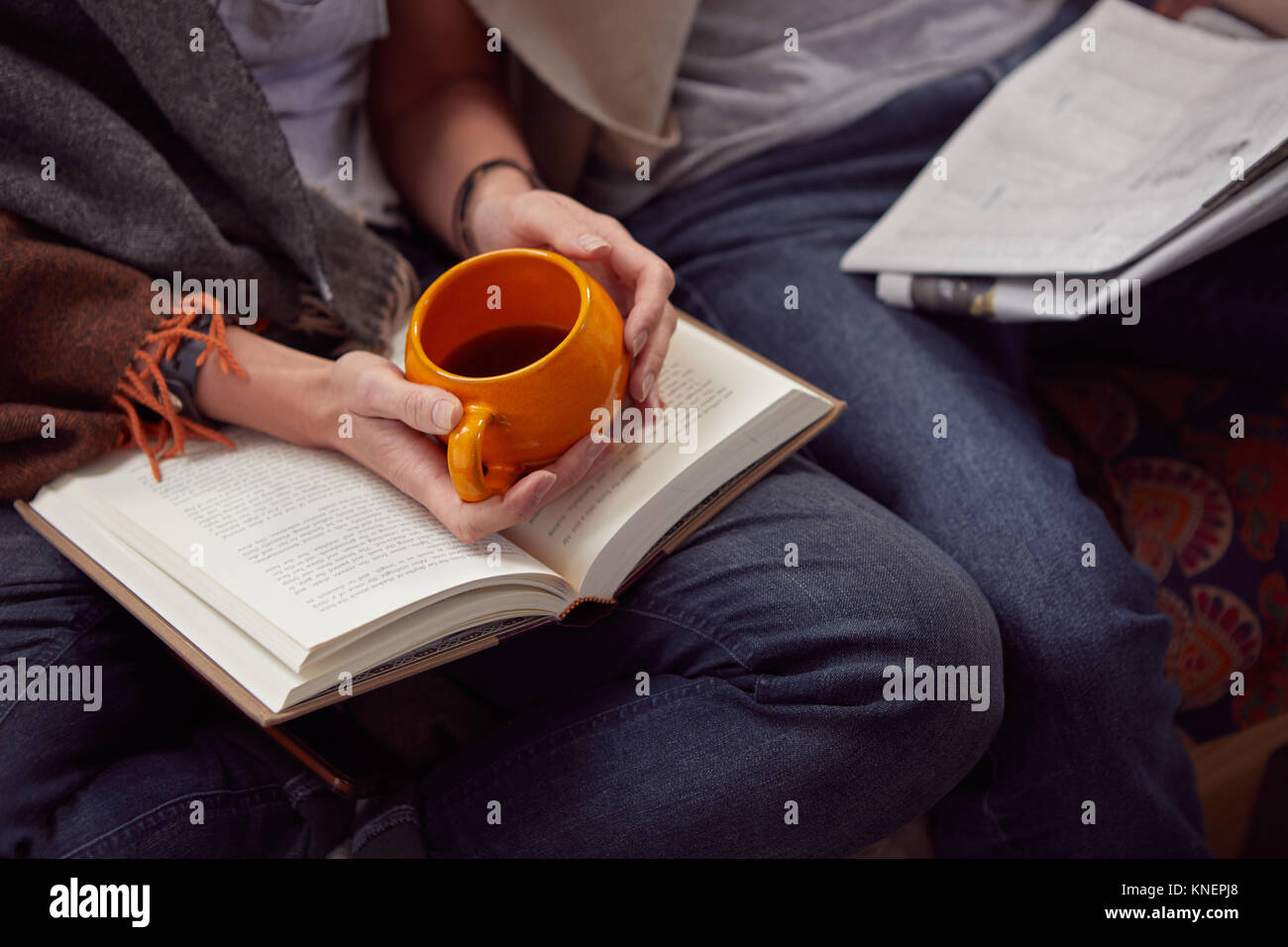 Couple reading together Stock Photo - Alamy