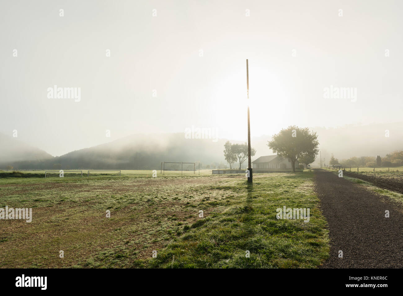 Fog over field hi-res stock photography and images - Alamy