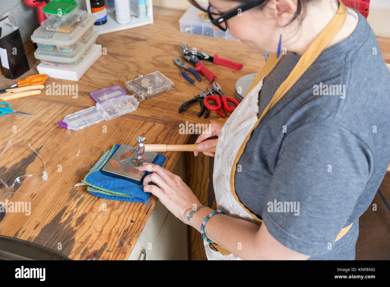 Jewellery maker, making jewellery in workshop Stock Photo - Alamy