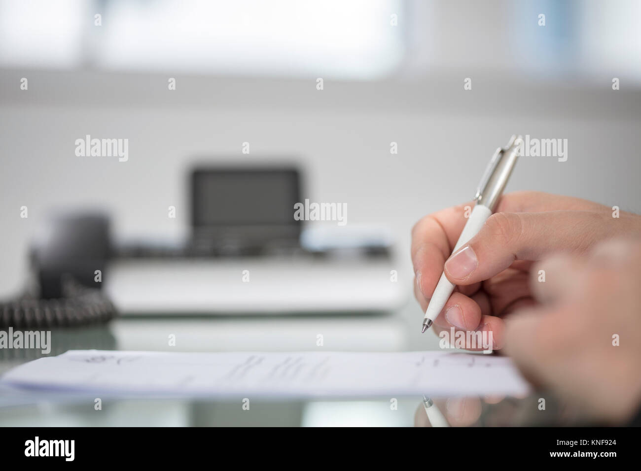 Hand signing contract hi-res stock photography and images - Alamy