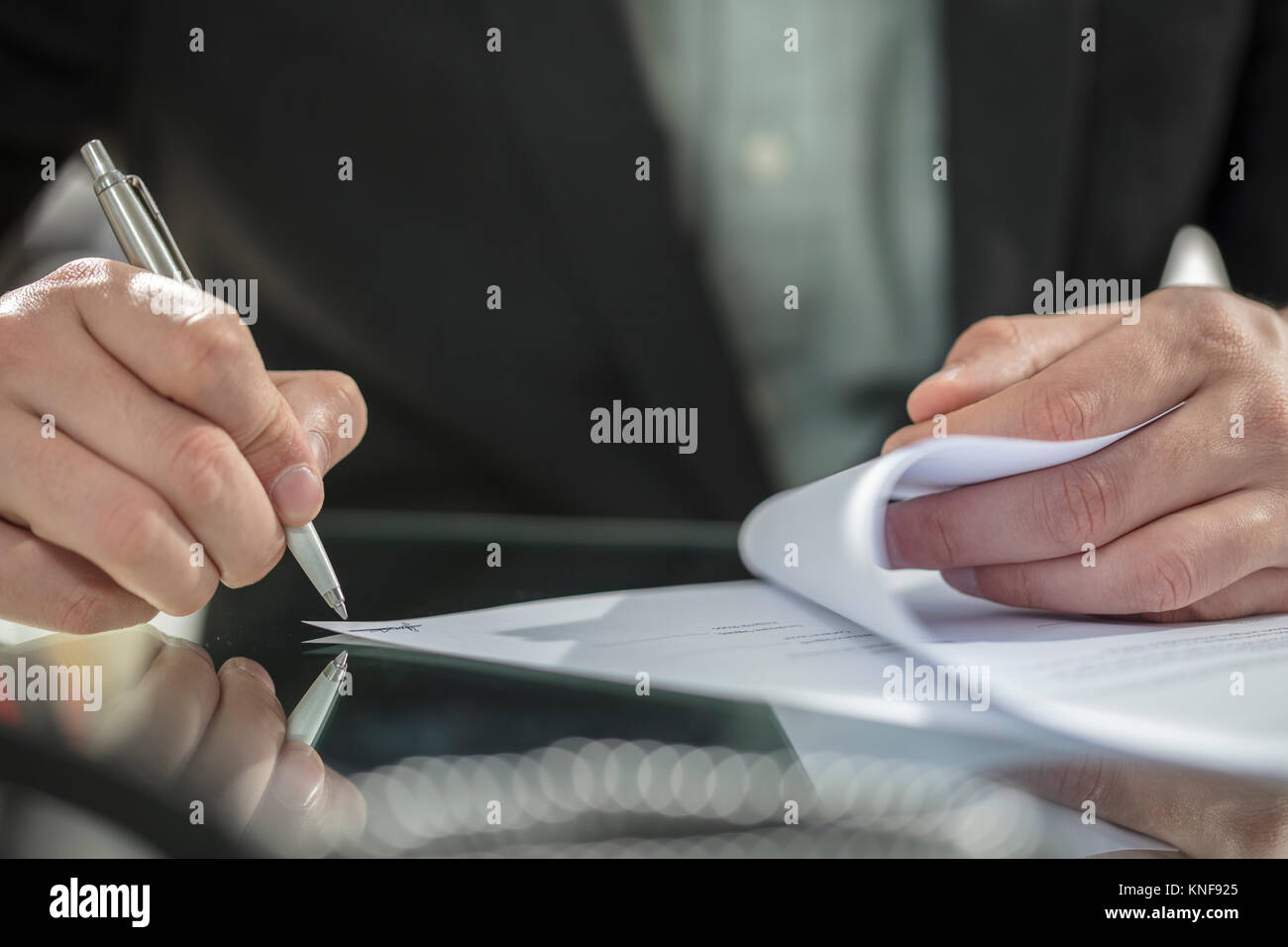 Hand signing contract hi-res stock photography and images - Alamy