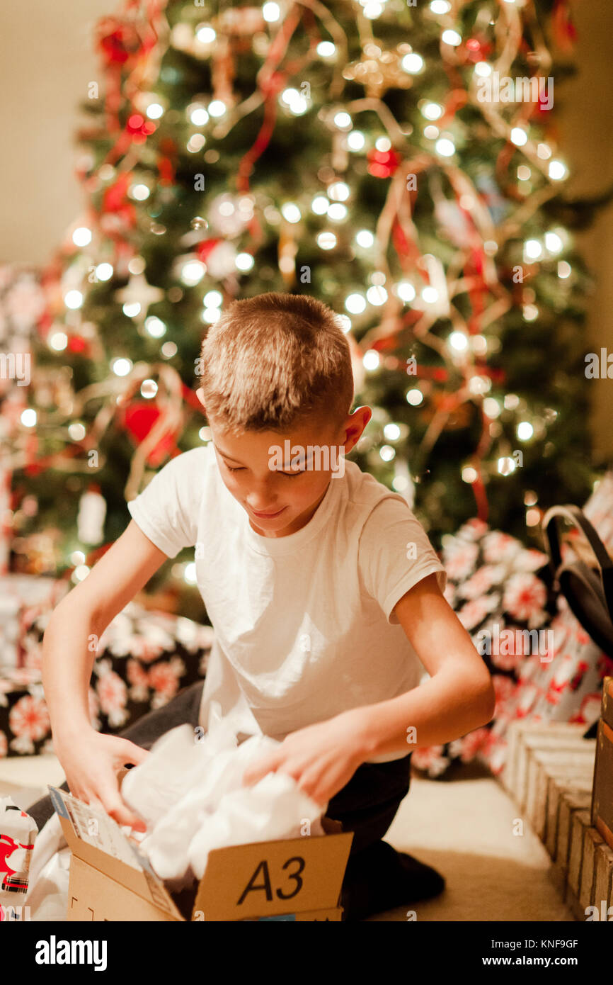 Unwrapping gift hi-res stock photography and images - Alamy