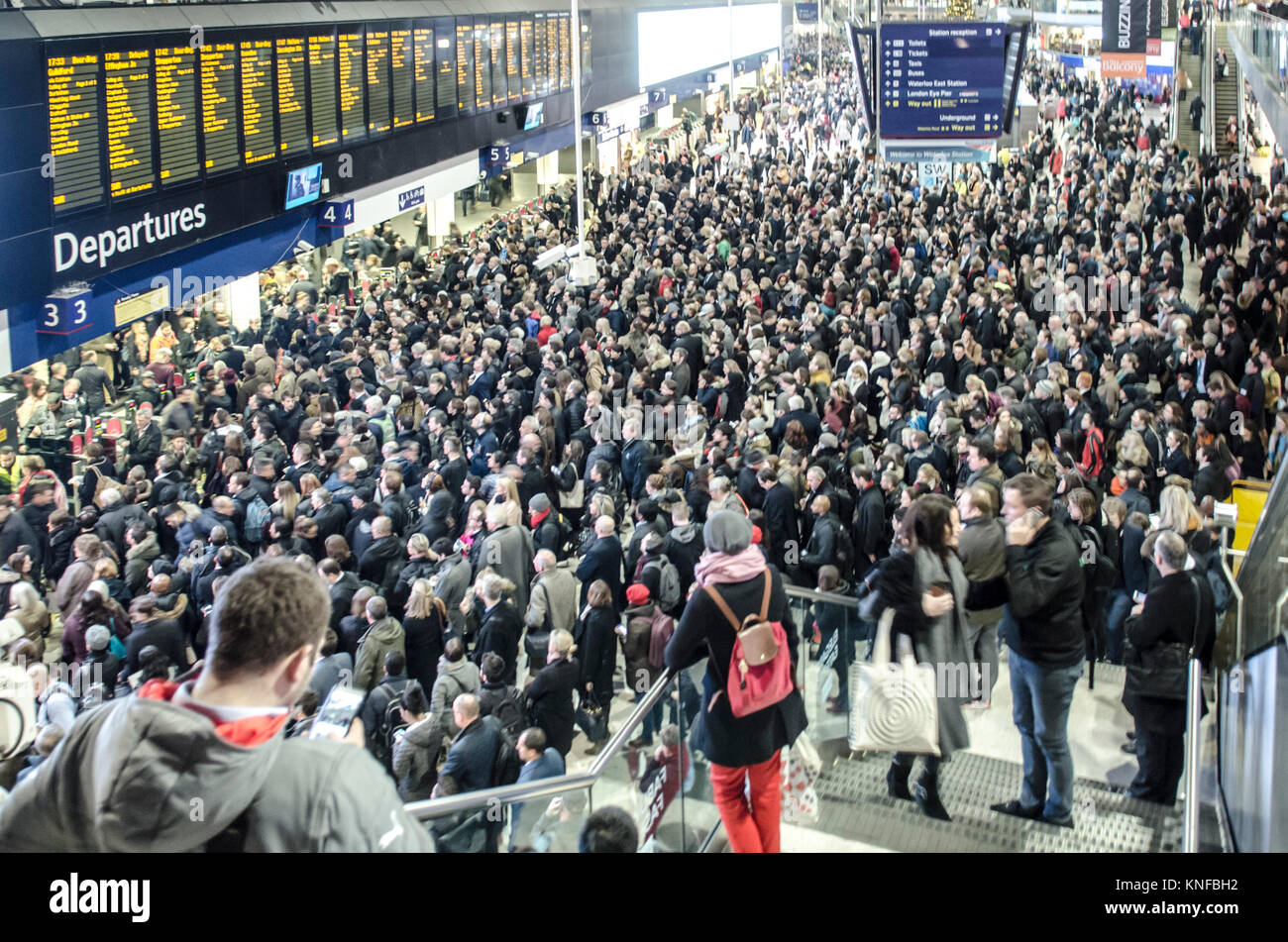 A busy scene waterloo station hi-res stock photography and images - Alamy