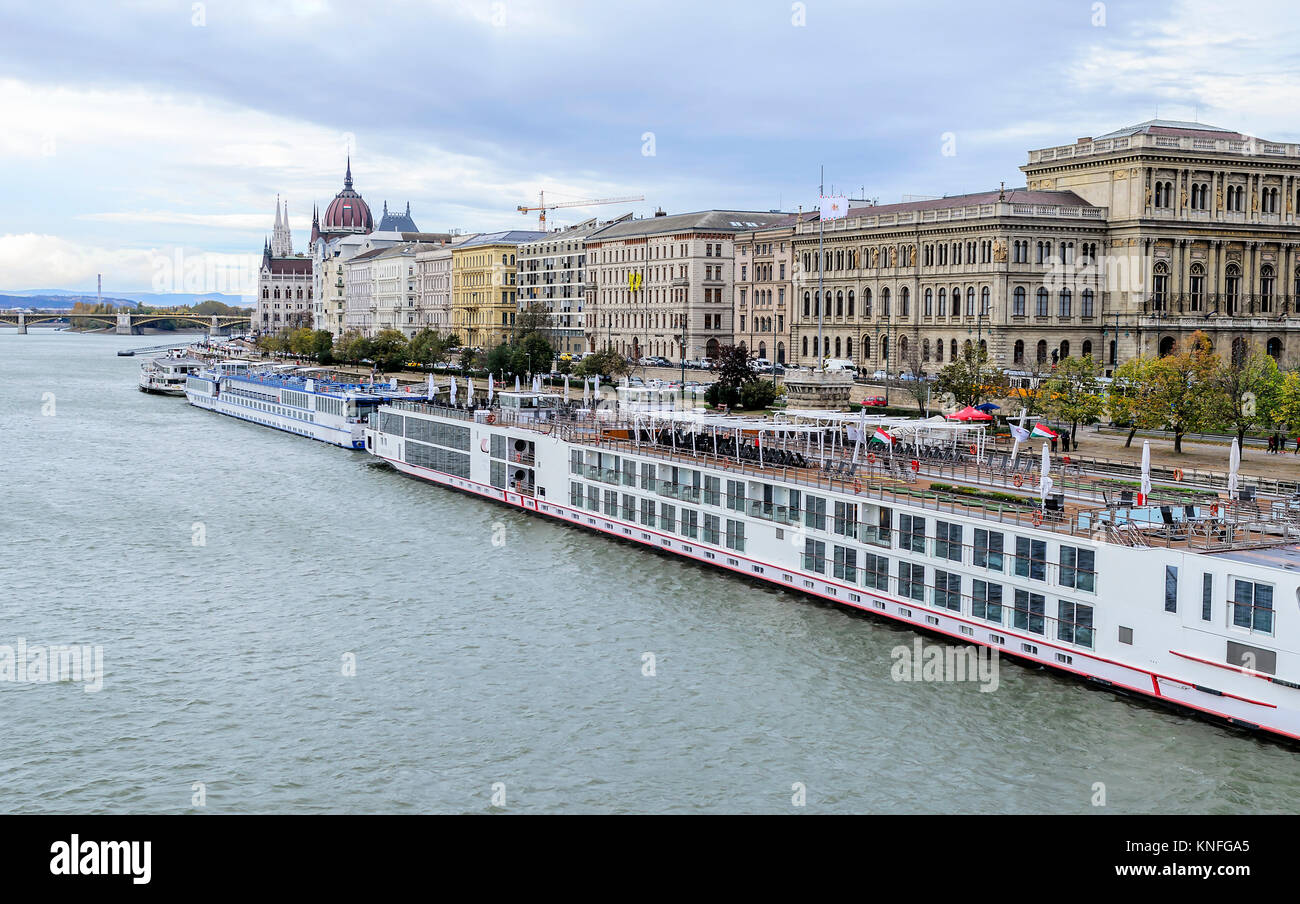 Budapest boat transport hi-res stock photography and images - Alamy