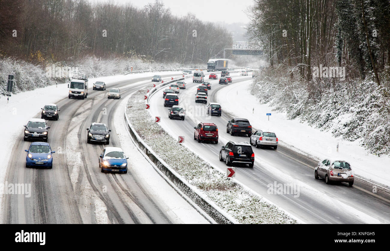 Autobahn A40 motorway on a snowy day, Mülheim an der Ruhr, Germany ...