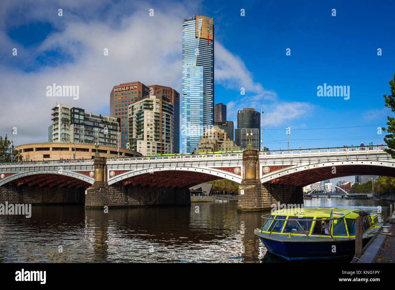 Princes bridge over Yarra river, Melbourne city centre, Victoria ...