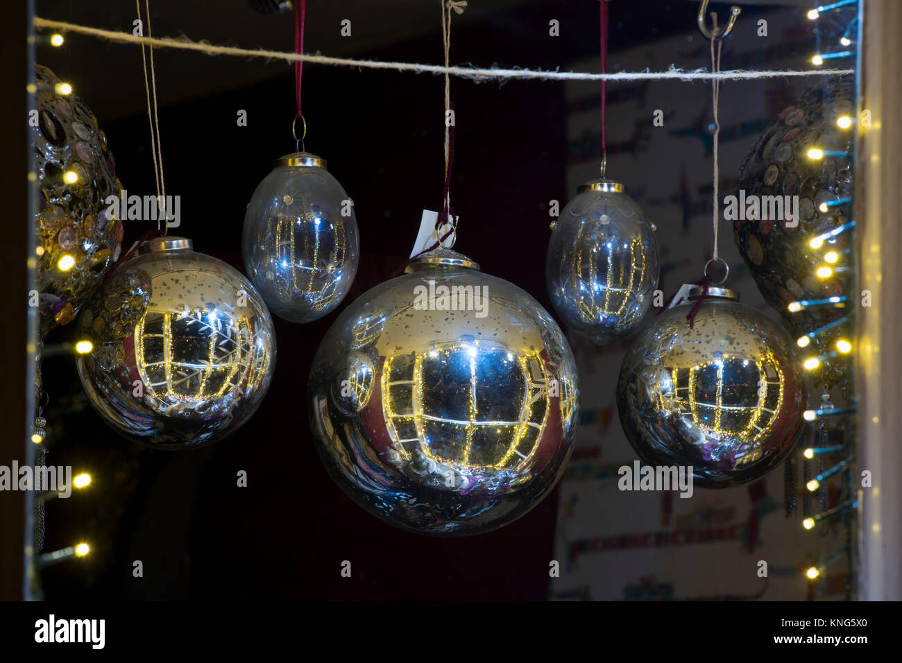 Reflections in shop window hi-res stock photography and images - Alamy