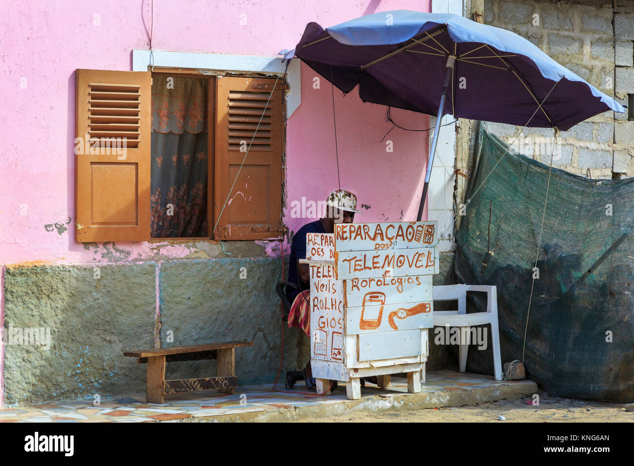 Mobile phone repair africa hi-res stock photography and images - Alamy