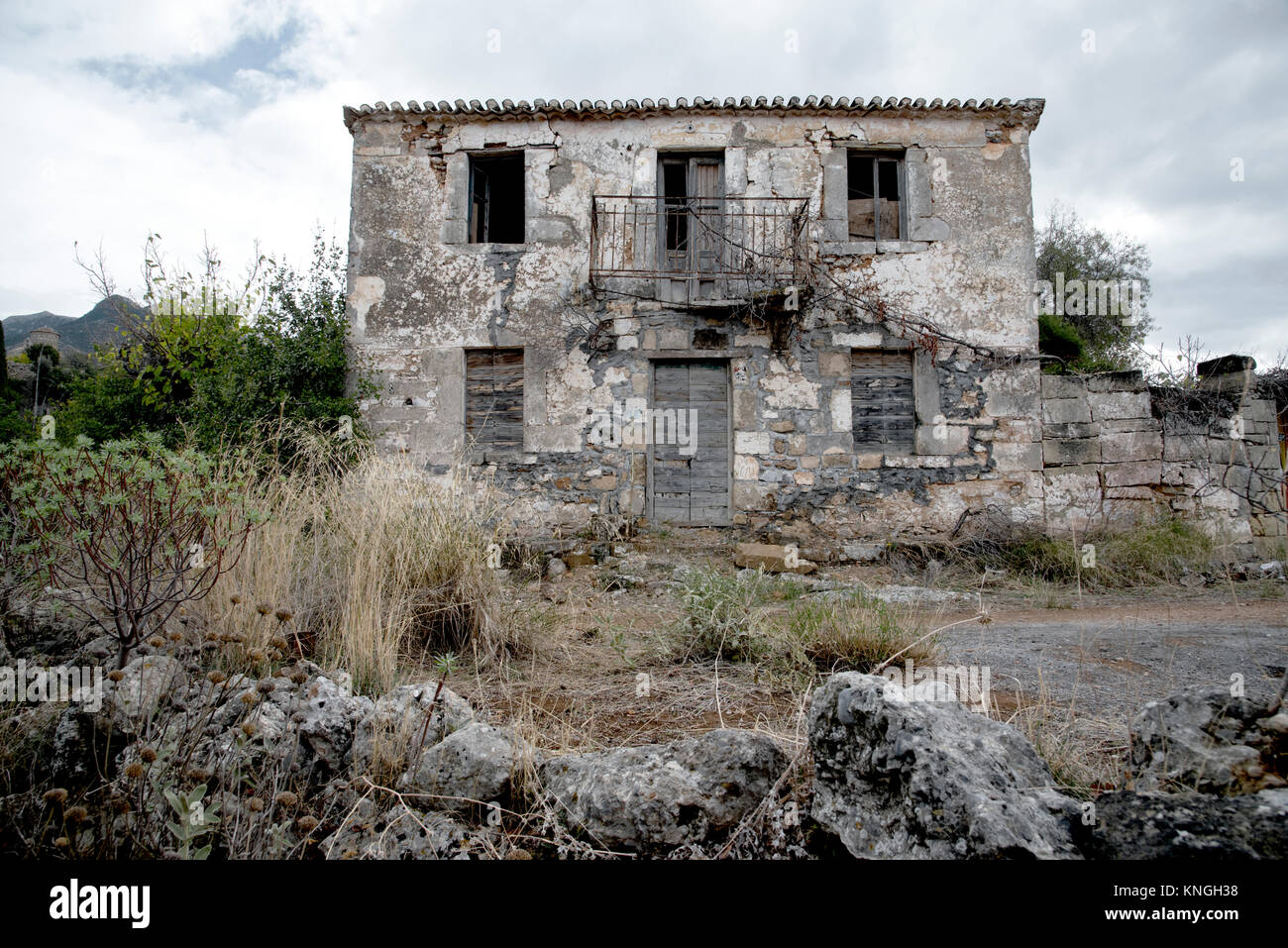 Run down country house hi-res stock photography and images - Alamy