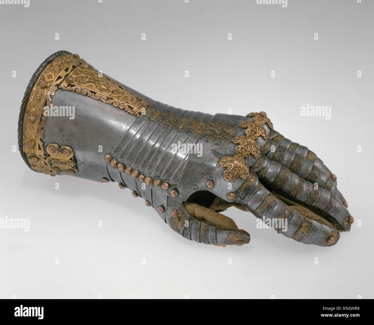 Medieval gauntlet hi-res stock photography and images - Alamy