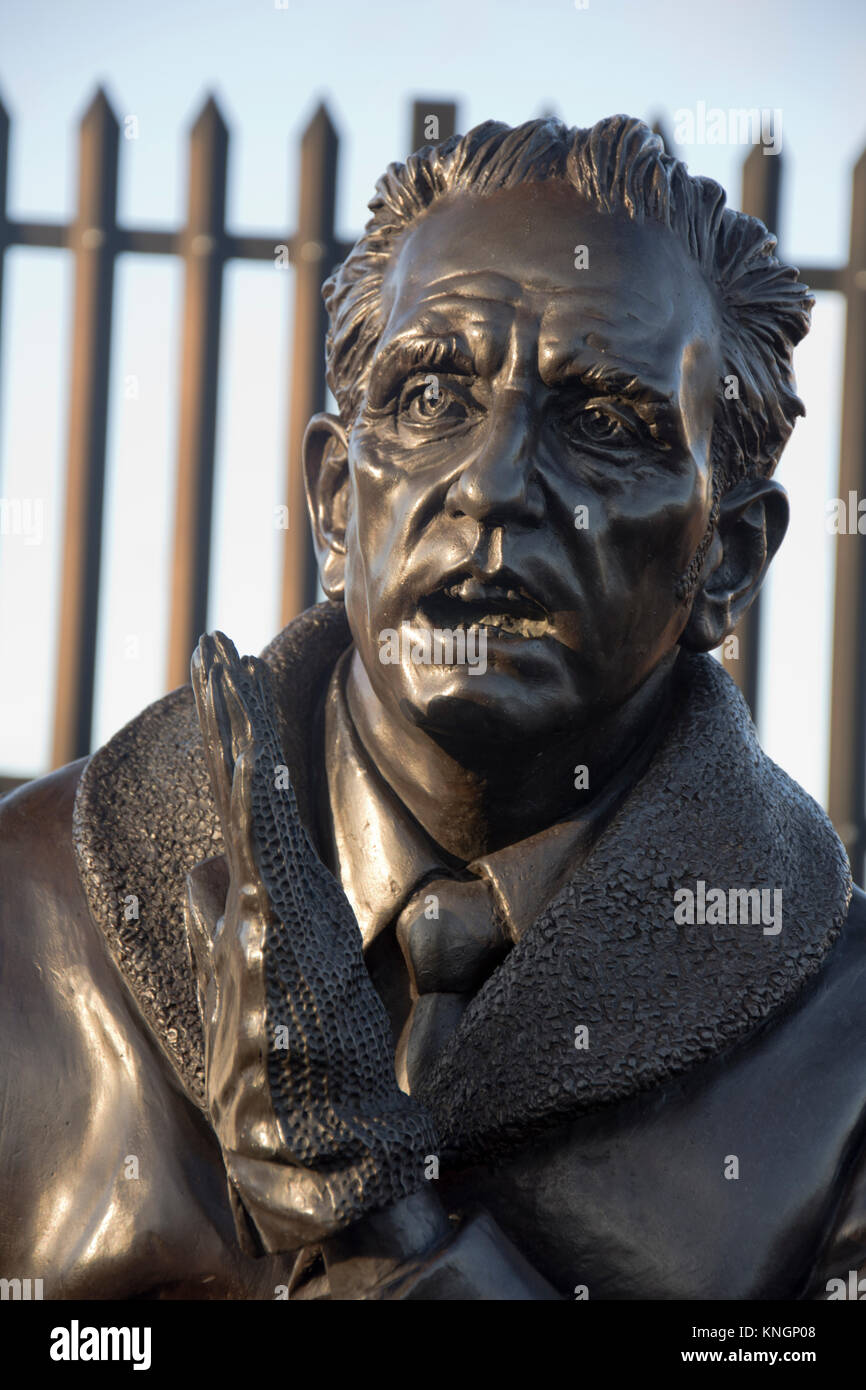 Statue of Jimmy Sirrel and Jack Wheeler, Legends of the Lane, outside ...