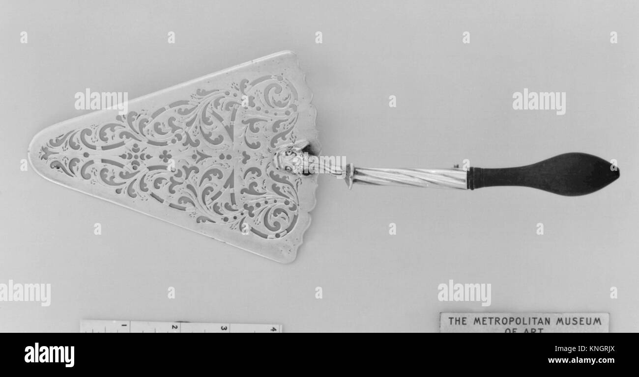 This fish slice is a finely crafted utensil used for serving fish ...