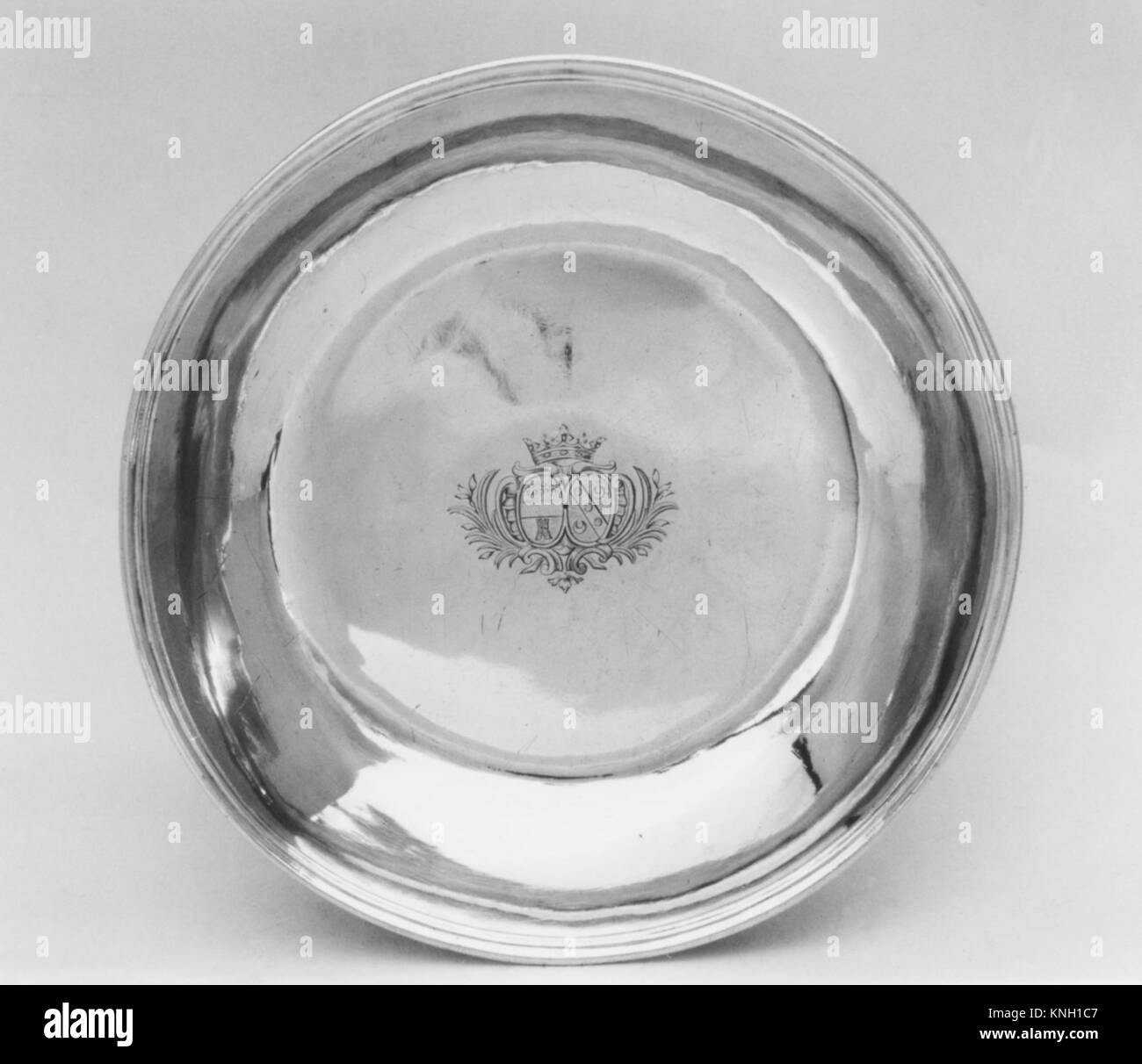 Dish (one of a pair) MET 146057 200202 Stock Photo - Alamy