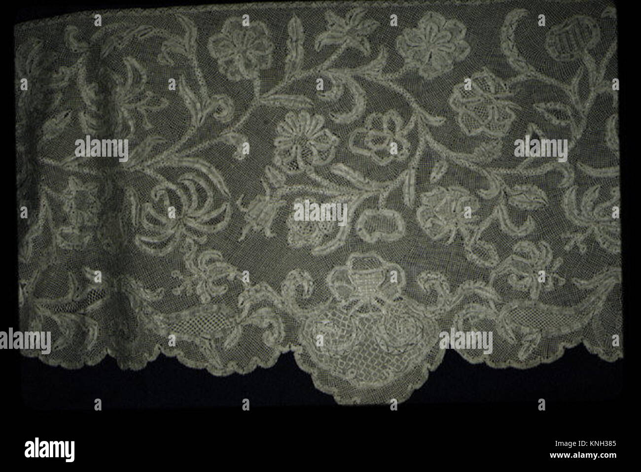 This border design showcases intricate pattern work, reflecting ...