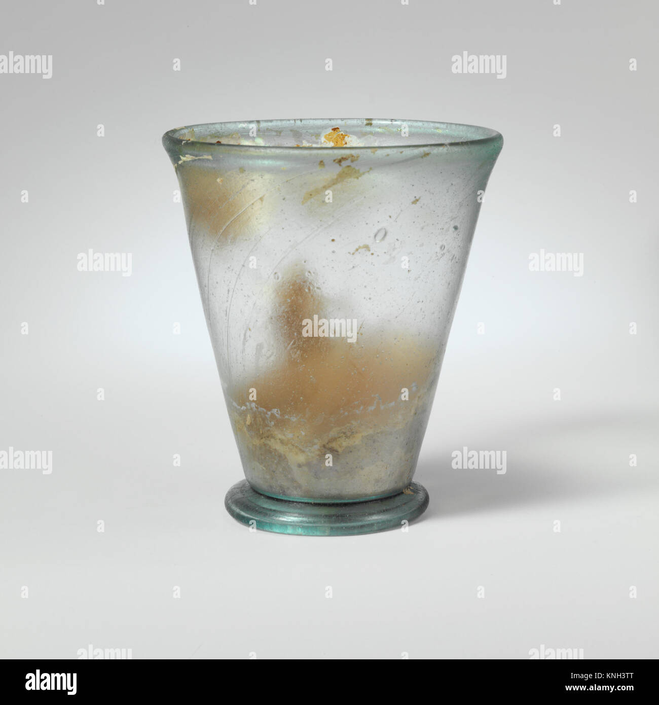 Footed glass beaker hi-res stock photography and images - Alamy