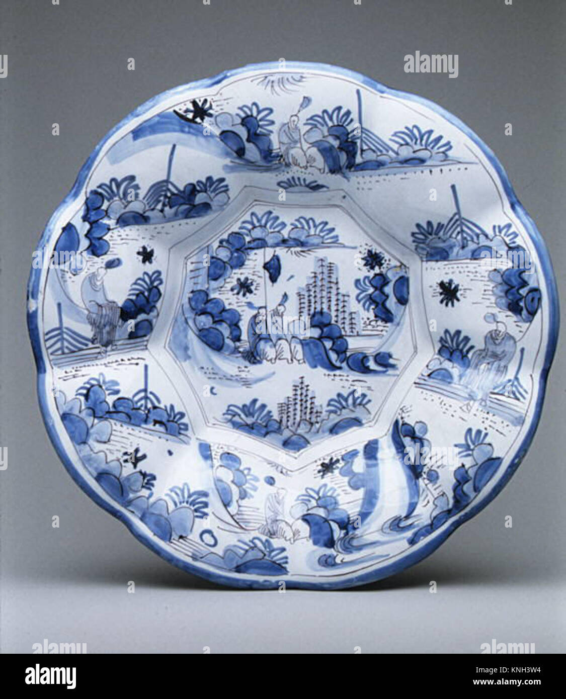 明晚期 黑漆嵌螺鈿人物故事圖葵口盤 dish figures hi-res stock photography and images - Alamy