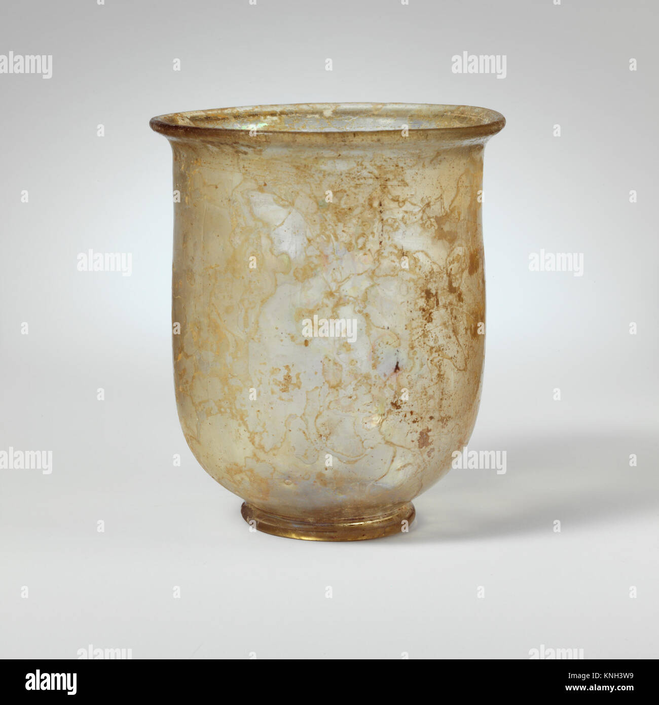 Glass beaker MET DP155852 239817 Stock Photo - Alamy