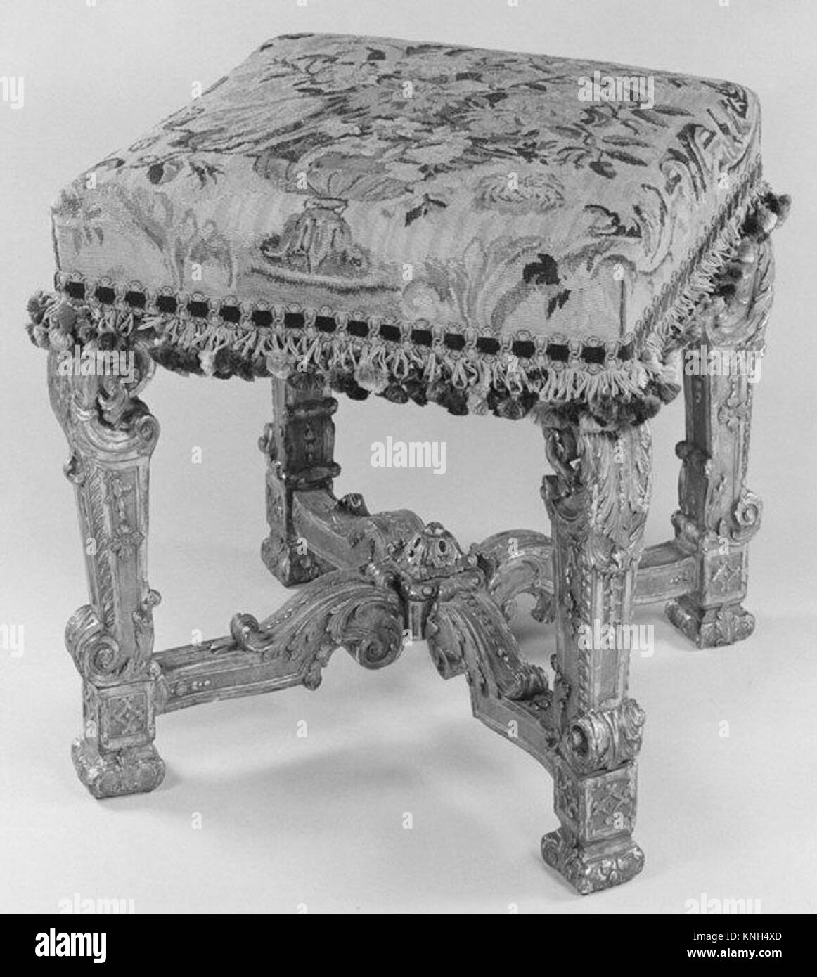 Four legged stool hi-res stock photography and images - Alamy