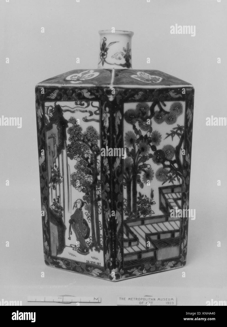 Porcelain flask hi-res stock photography and images - Alamy