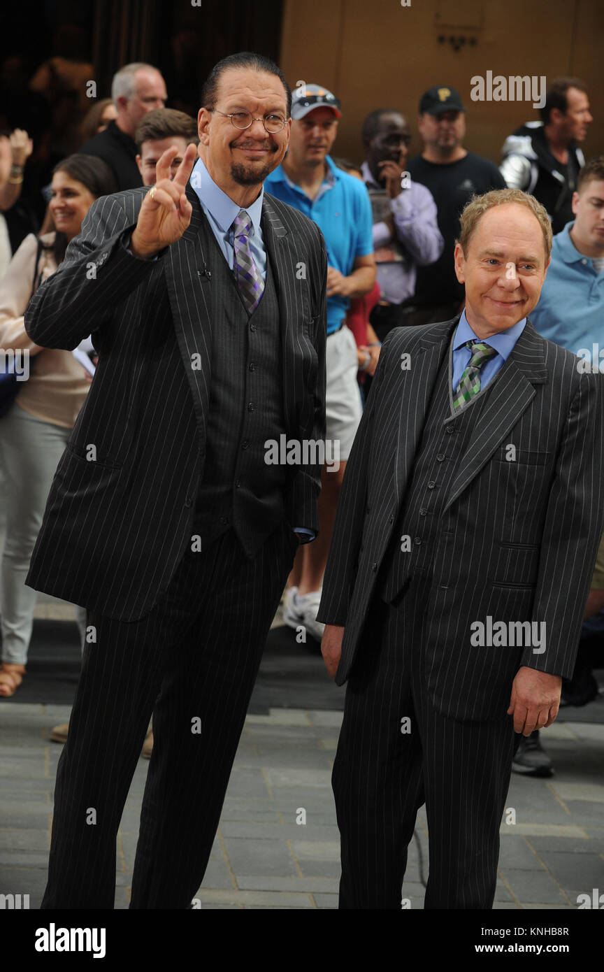 Penn Jillette and Teller pose for a photo on NBC's 'Today' at ...