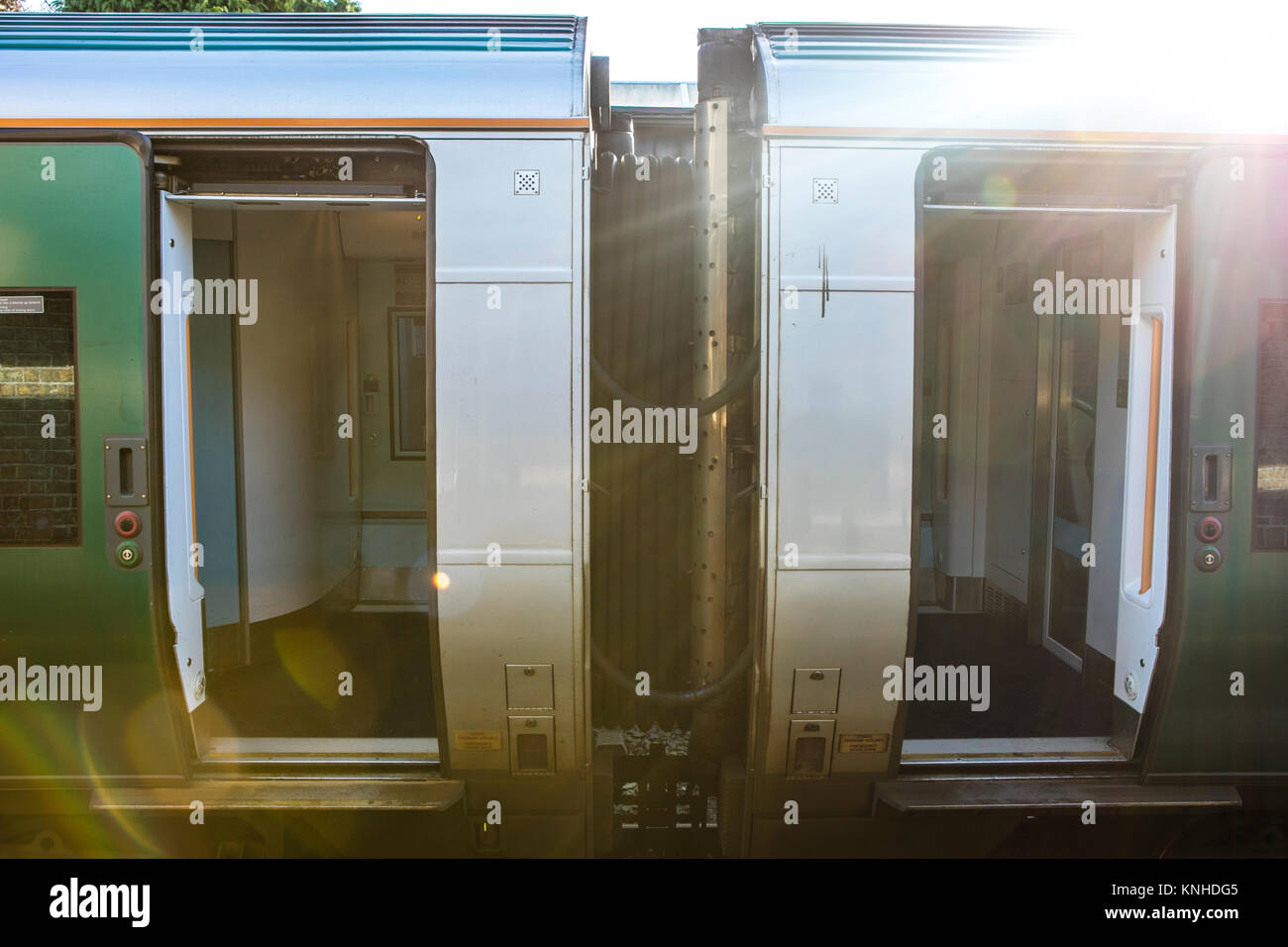 Open subway doors hi-res stock photography and images - Alamy