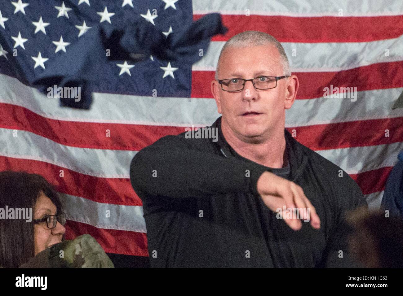 Celebrity chef Robert Irvine speaks to U.S. soldiers during the CJCS ...