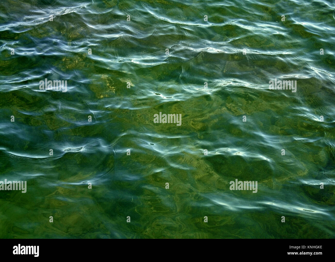 Emerald green lake waters hi-res stock photography and images - Alamy