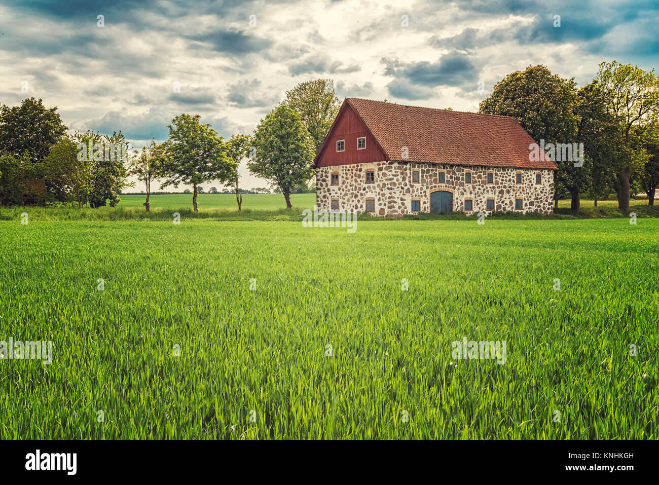 Old barn in the countryside hi-res stock photography and images - Alamy