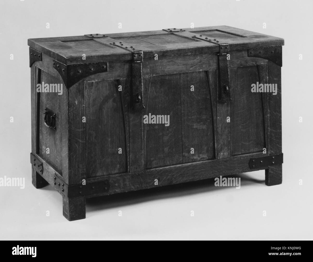 This chest, made by American artisan Gustav Stickley around 1903 ...