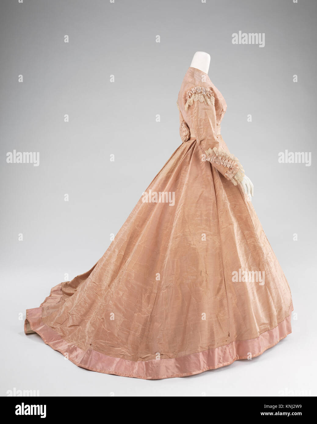 Evening dress reflects fashion hi-res stock photography and images - Alamy
