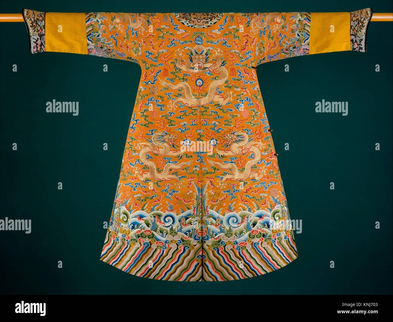 China dragon robe emperor hi-res stock photography and images - Alamy