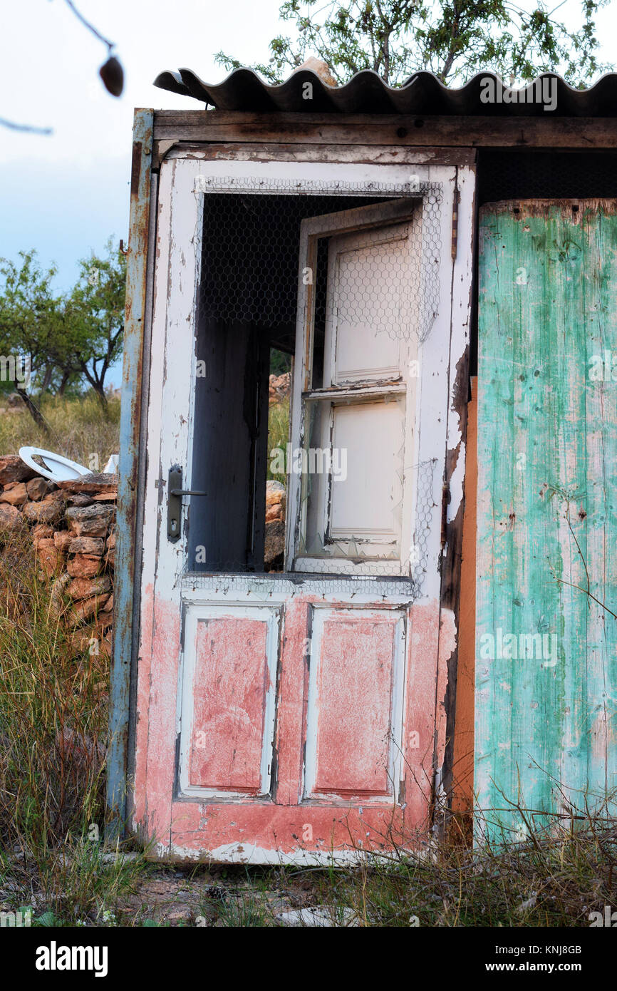 Red door of an abandoned shad Stock Photo - Alamy