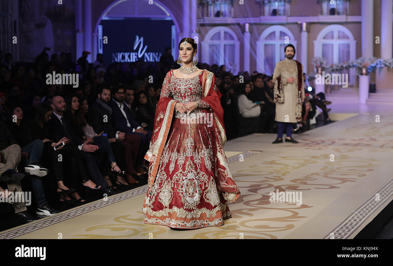 Lahore, Pakistan. 10th Dec, 2017. Pakistani models present creations of ...